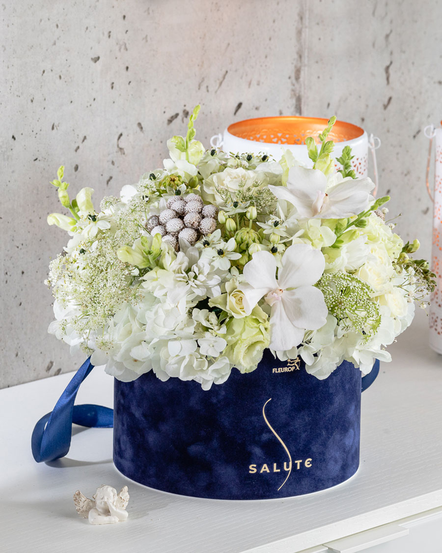 Snow White in a blue velvet box | Wedding | Interflora Lithuania ...